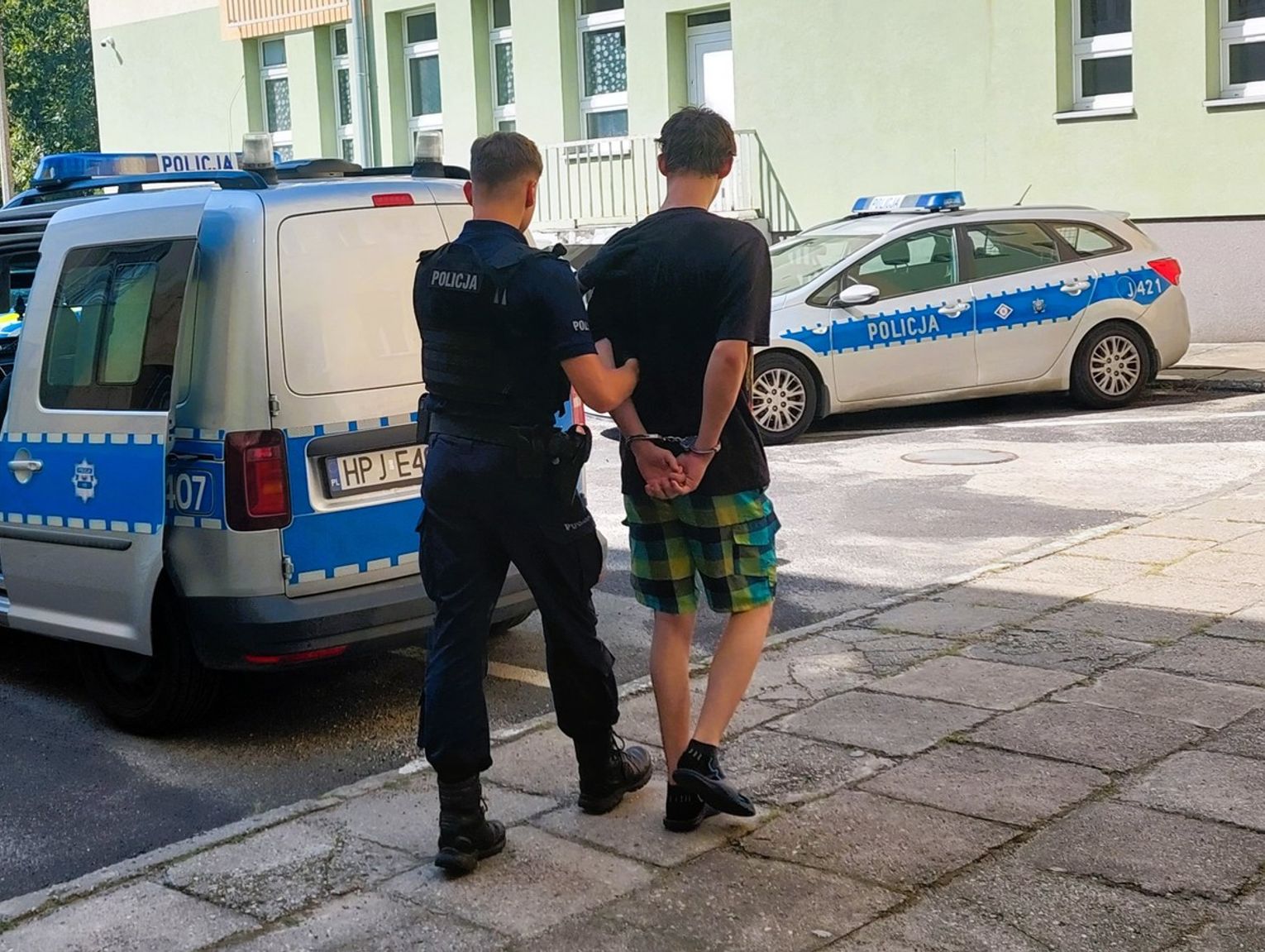 Bandycki napad na sklep w Kędzierzynie-Koźlu. Sprawcy grożąc nożami ...