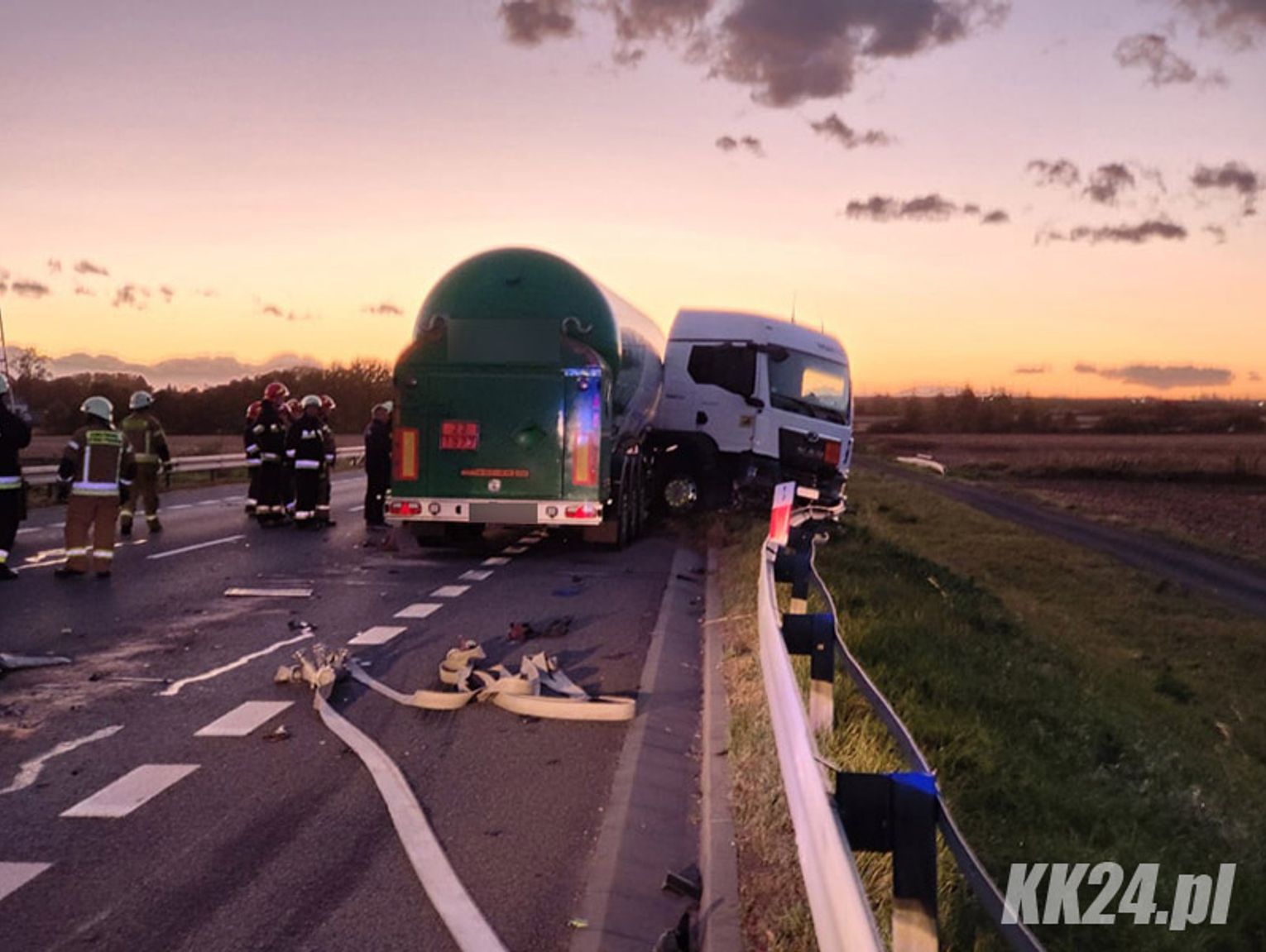 Czołowe zderzenie autocysterny z osobówką na obwodnicy. Droga jest ... Czołowe zderzenie autocysterny z osobówką na obwodnicy. Droga jest ...