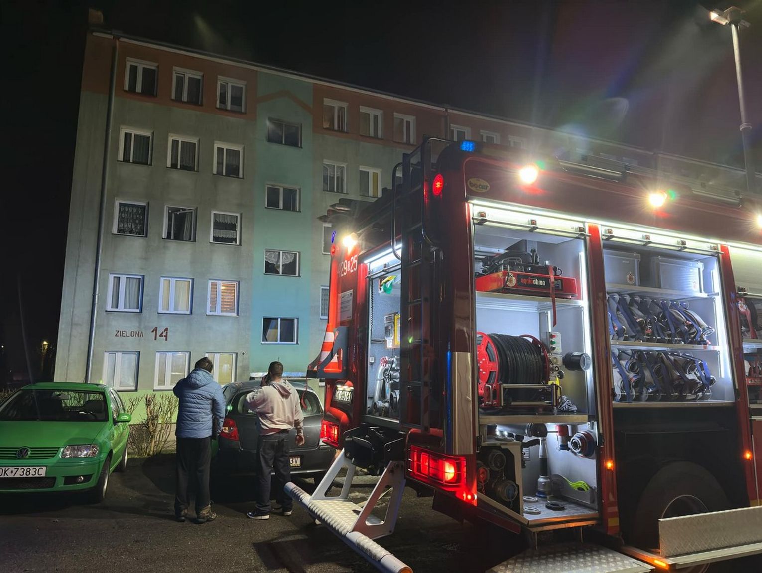 Mieszkańcy klatki, w której wybuchł pożar, nie mogą na razie wrócić do ...