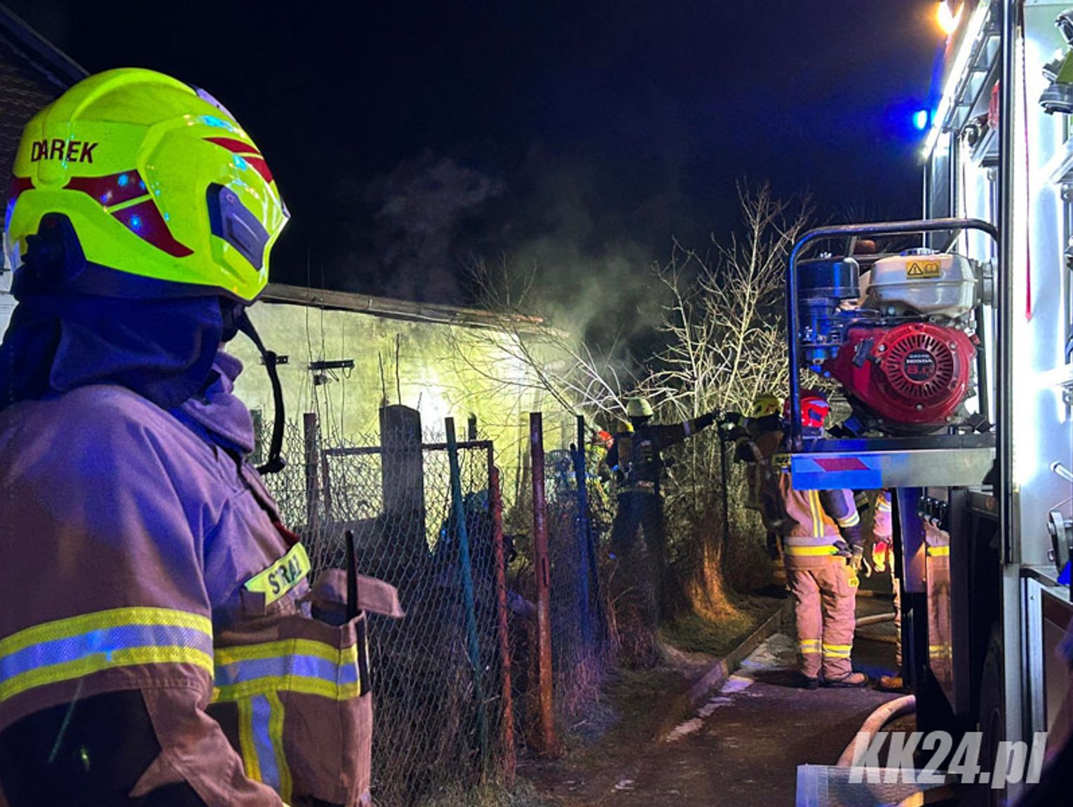 Pożar domu w Zakrzowie. Na miejscu kilka zastępów straży pożarnej Pożar domu w Zakrzowie. Na miejscu kilka zastępów straży pożarnej