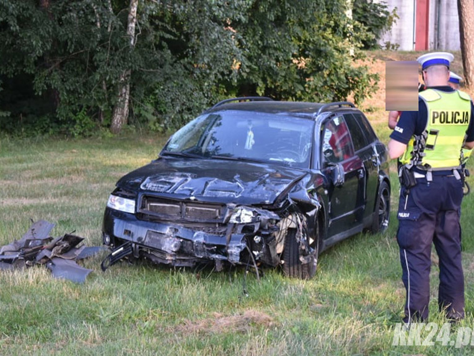 Samochód ściął przydrożne barierki i zatrzymał się na ogrodzeniu ...