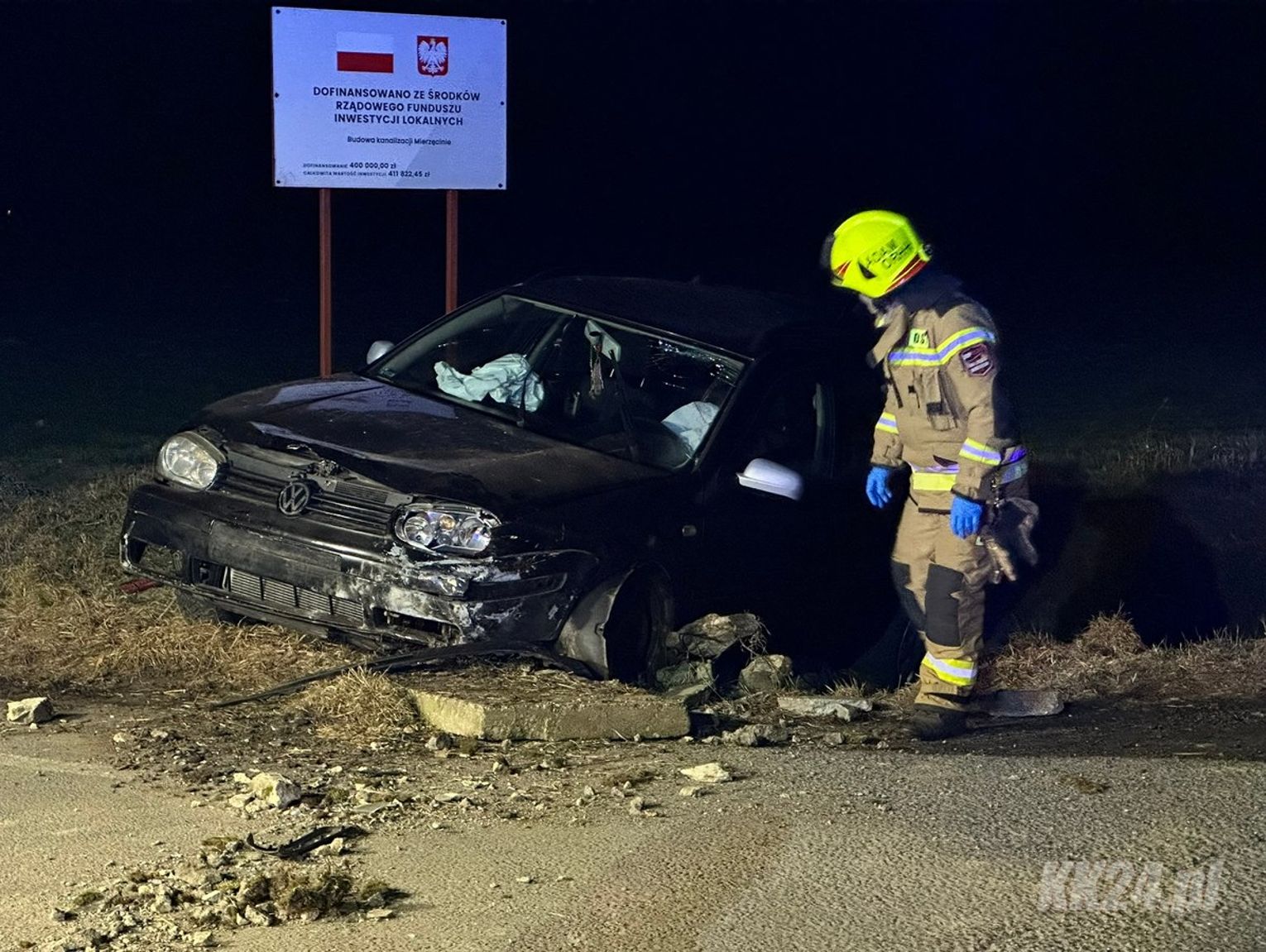 Samochód wypadł z drogi i uderzył w przepust. Mundurowi poszukiwali ...