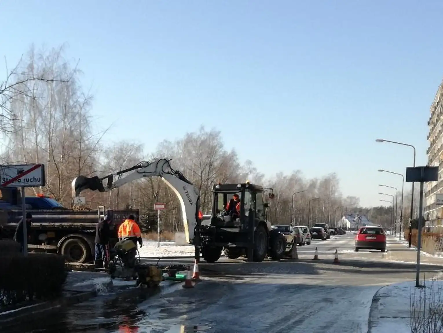Uszkodzony rurociąg na osiedlu Piastów. Część mieszkańców pozbawiona ...