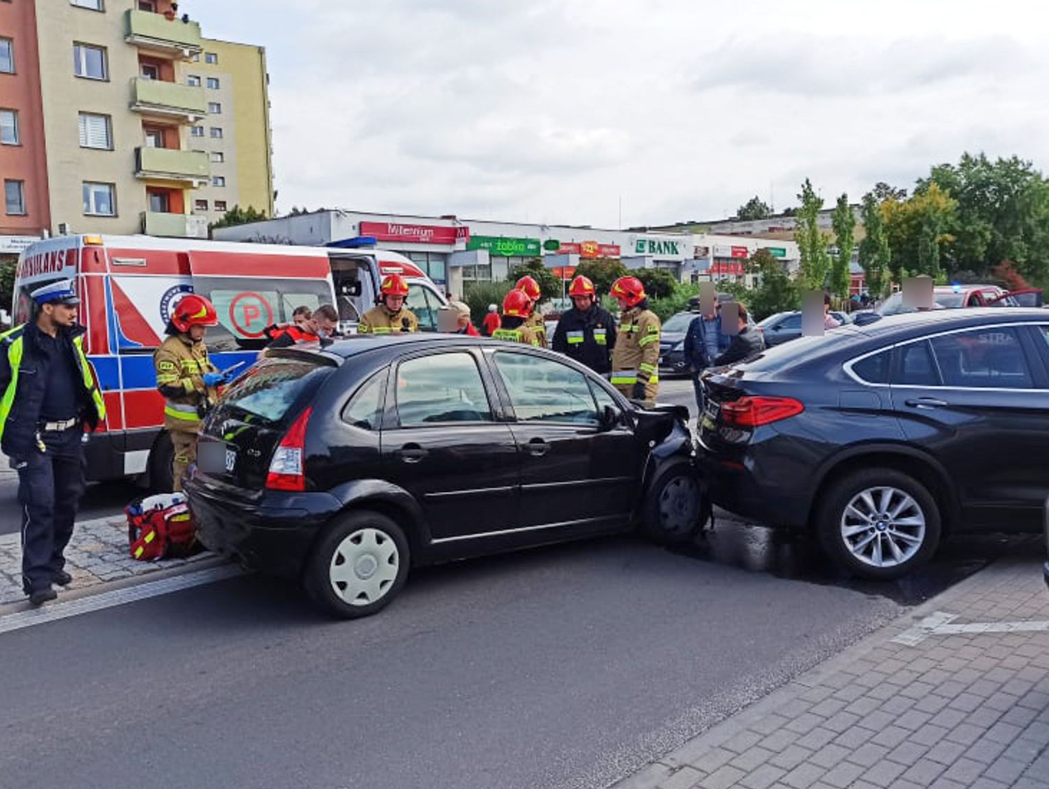 Wypadek na ulicy Wojska Polskiego. Droga zablokowana, na miejscu wszystkie służby