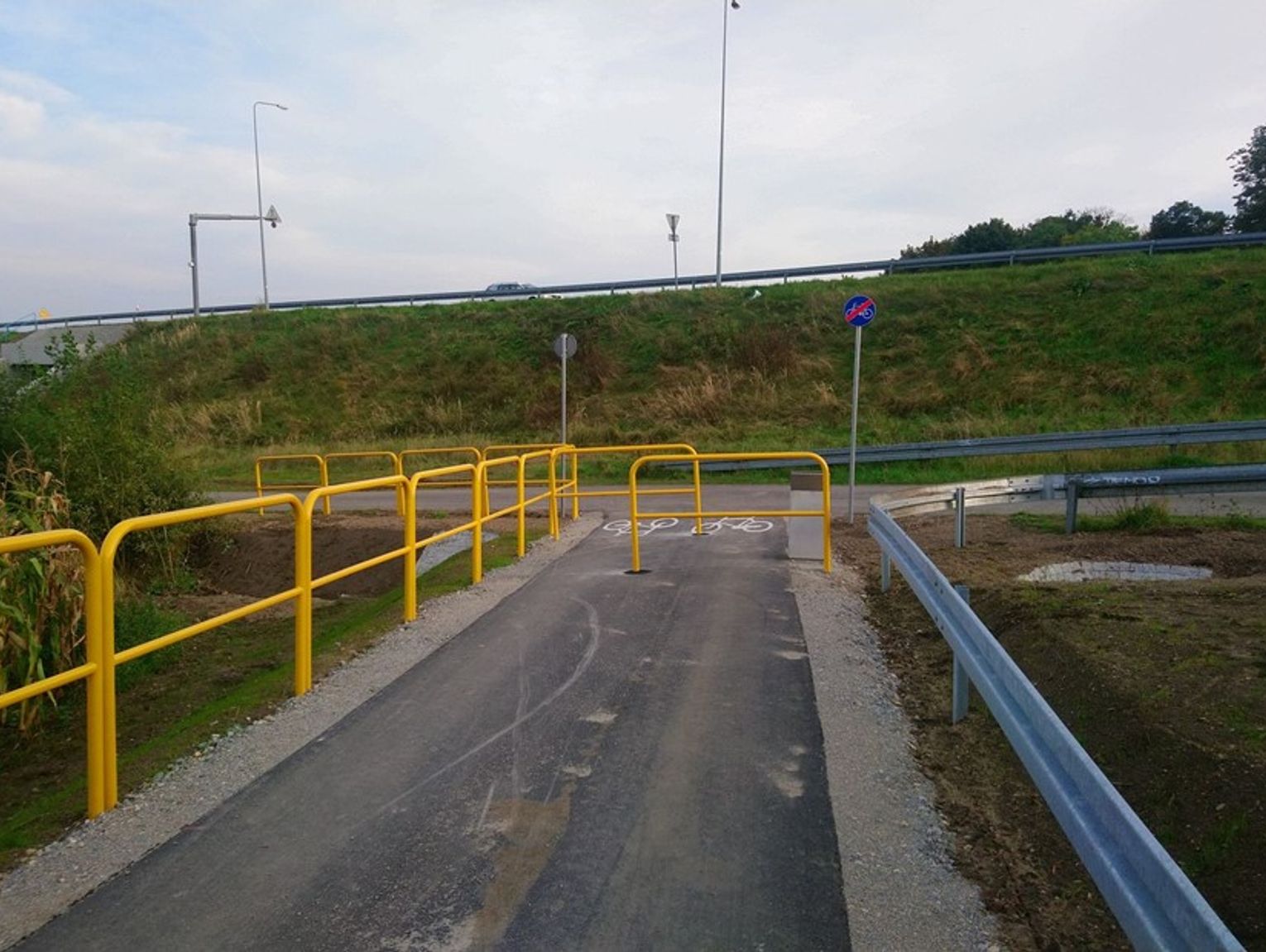 Zagrożenie czy bezpieczeństwo? Barierki na drodze rowerowej po dawnym ...