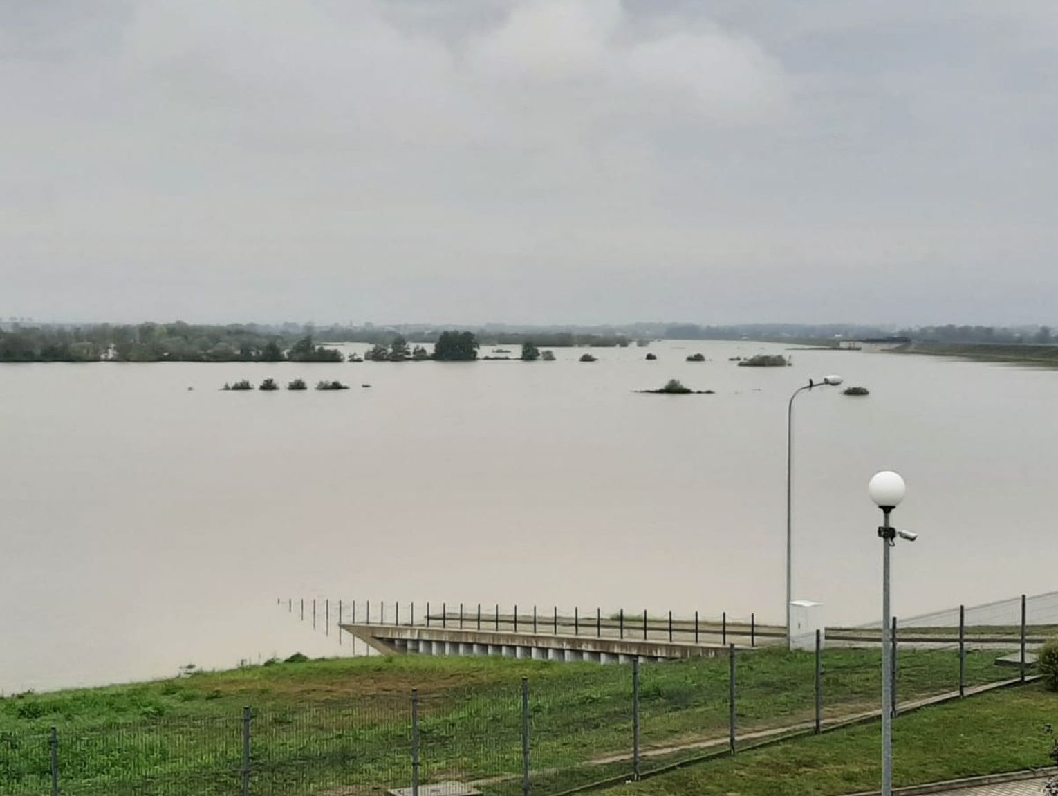 Zbiornik Racibórz przyjął już 55 milionów metrów sześciennych wody i ...