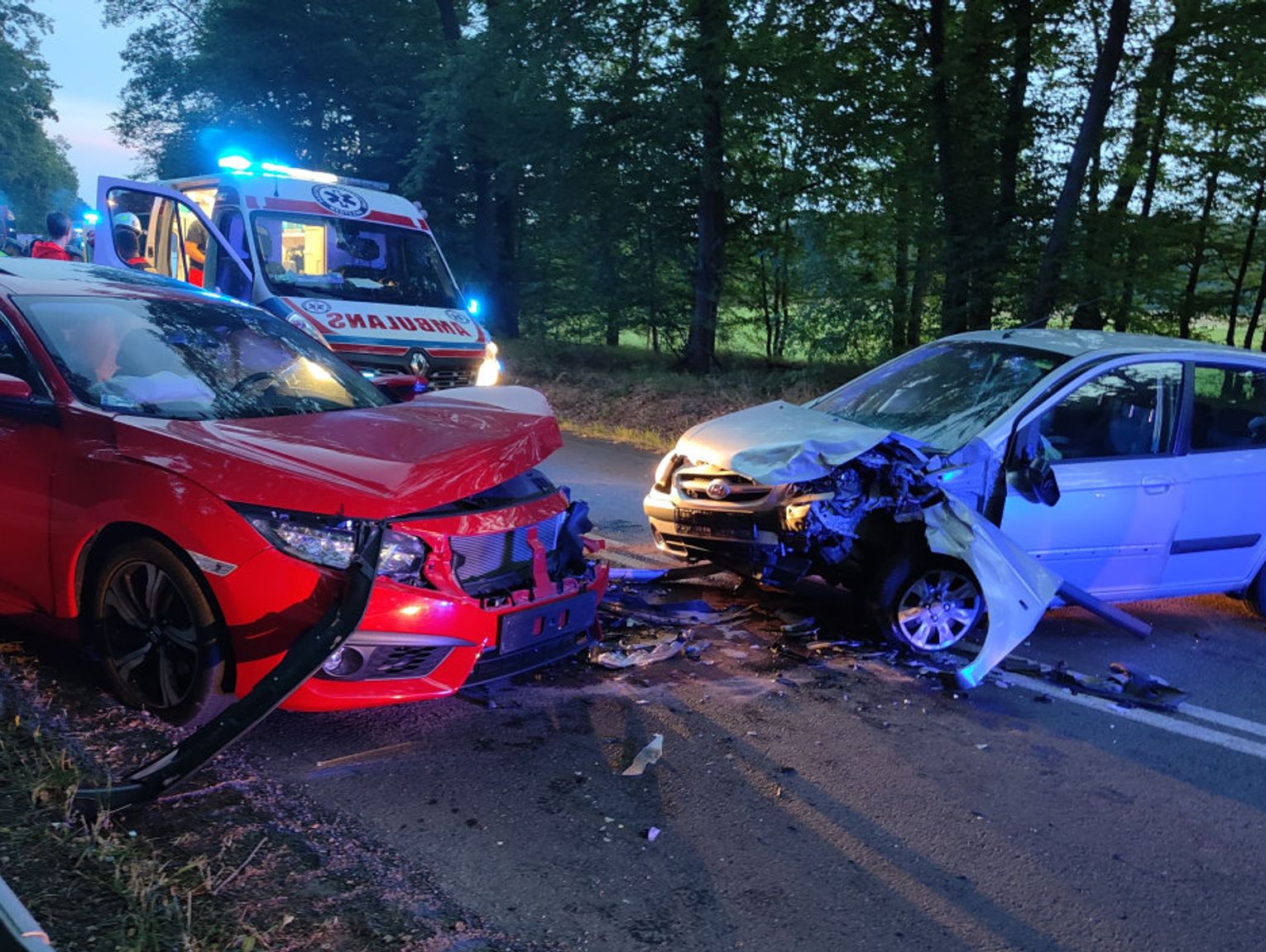 Zderzenie osobówek na drodze z Kłodnicy do Januszkowic. Trzy osoby ranne, sprawca pijany